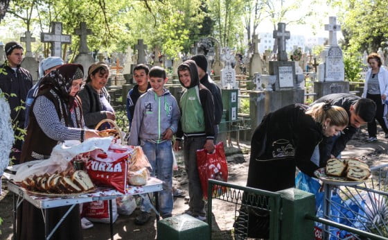 A doua zi de Paşti, rromi spoitori „laolaltă cu cei morţi ...