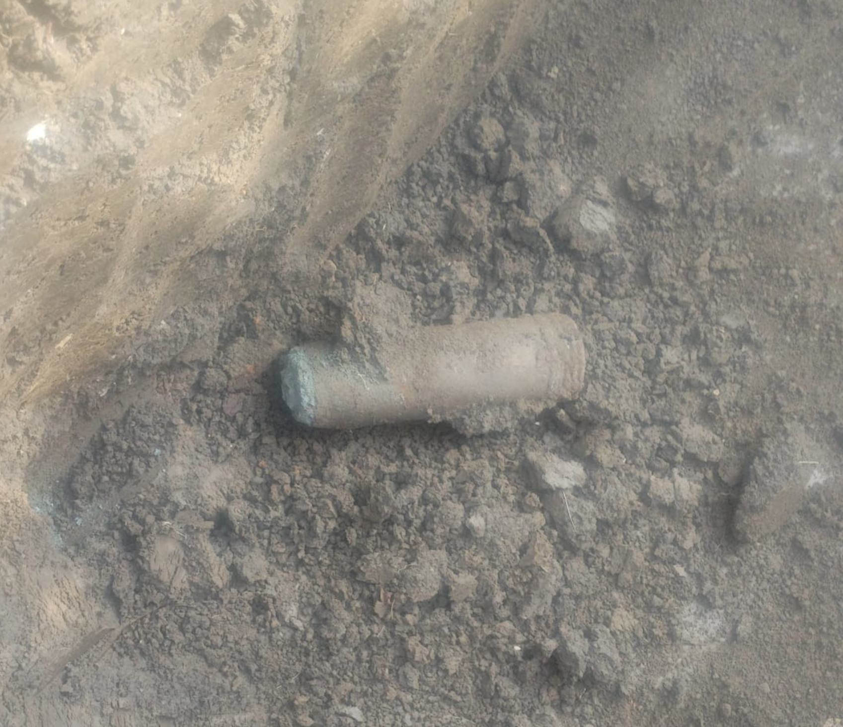 În timp ce lucra la un mormânt… a dat peste un proiectil exploziv ...