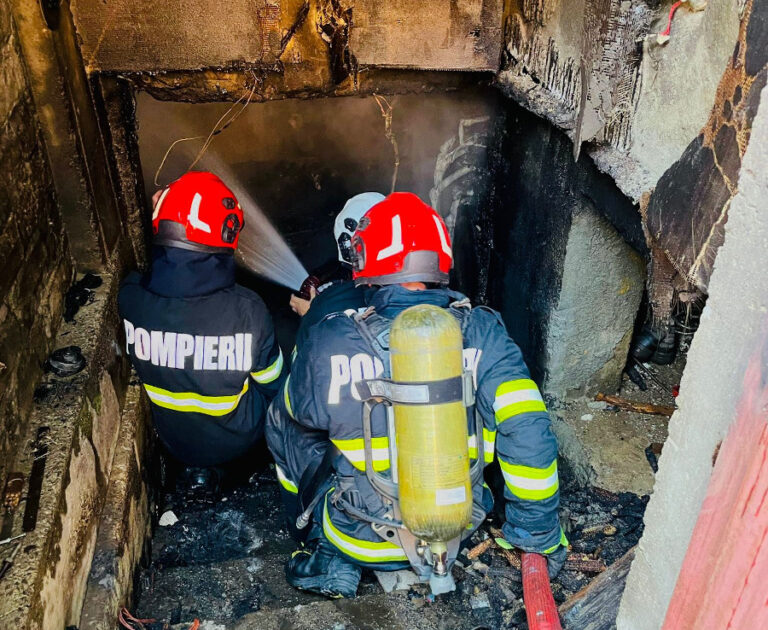 Intervenție a pompierilor: incendiu în camera tehnică a unei gospodării ...