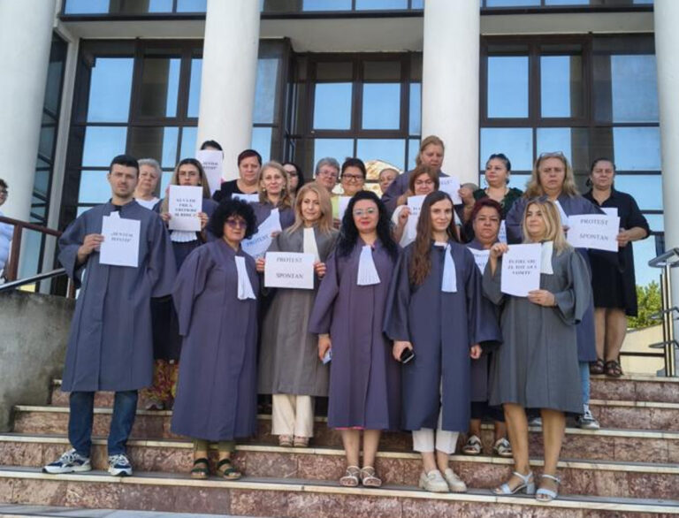 Protest al grefierilor pe treptele Tribunalului Giurgiu | Giurgiuveanul ...